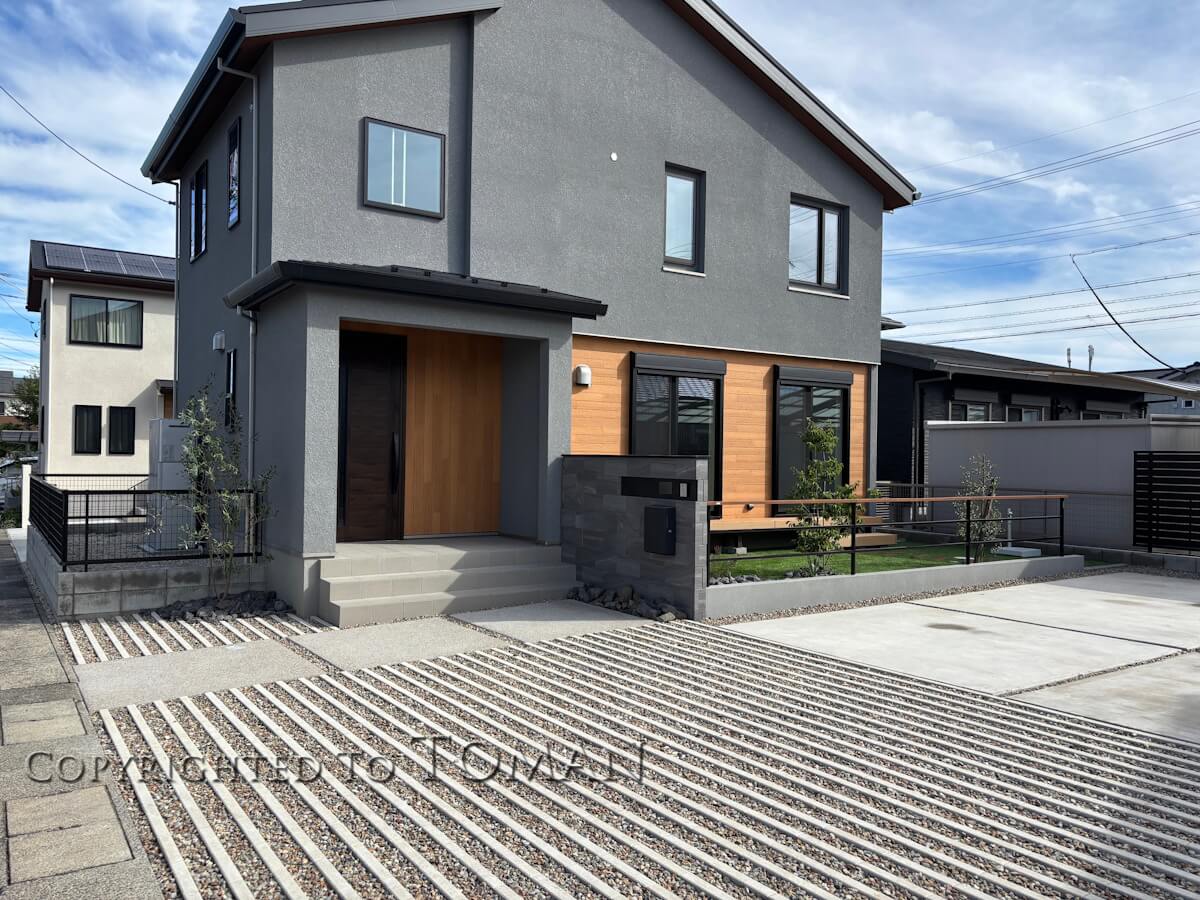 スタイリッシュモダンテイストの駐車場と人工芝のガーデン 三重県四日市市 H様邸 23102 | 東万